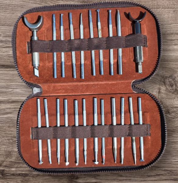 Making A Leather Tool Carrier with Jürgen Volbach – Elktracks Studio